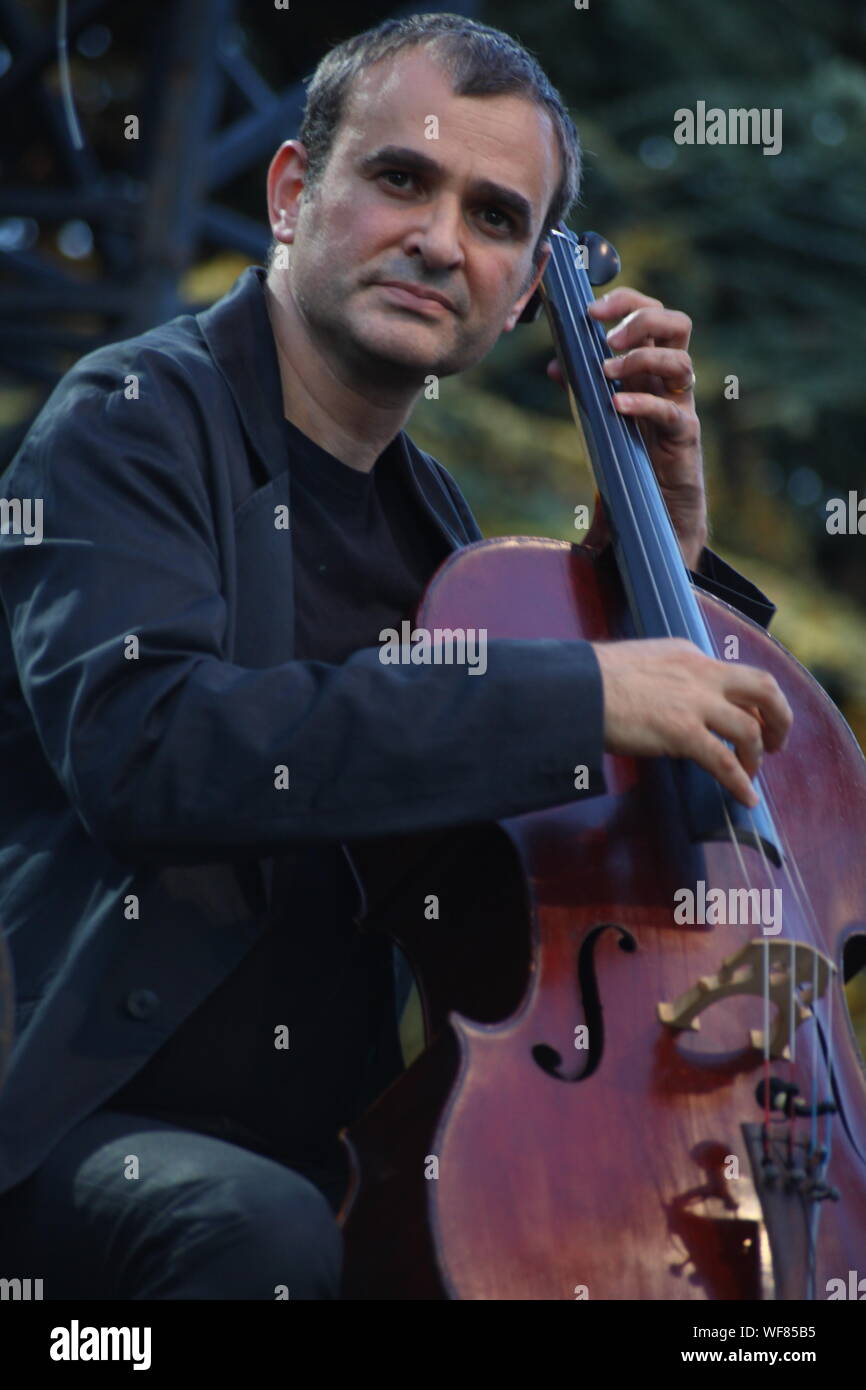 Artist playing instrument hi-res stock photography and images - Alamy