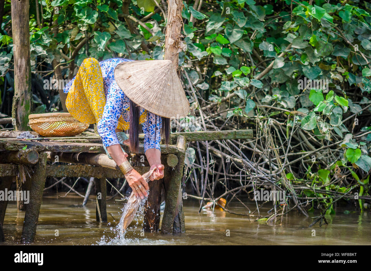Washing clothes with river water hi-res stock photography and images ...