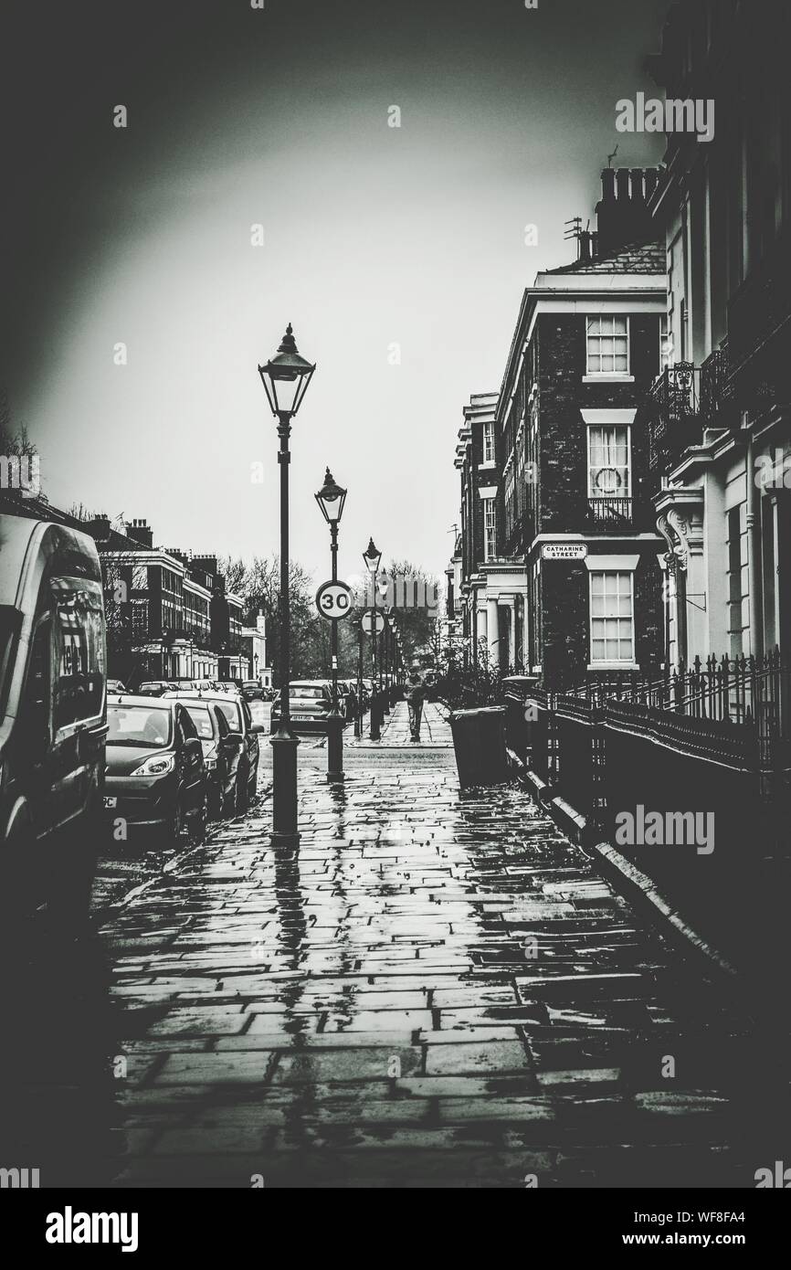 Wet buildings hi-res stock photography and images - Alamy