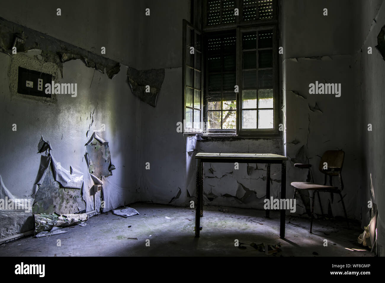 Spooky interior of abandoned building hi-res stock photography and ...