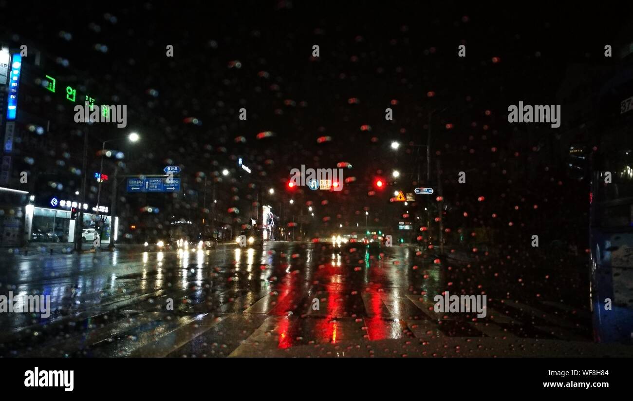 Wet city night hi-res stock photography and images - Alamy