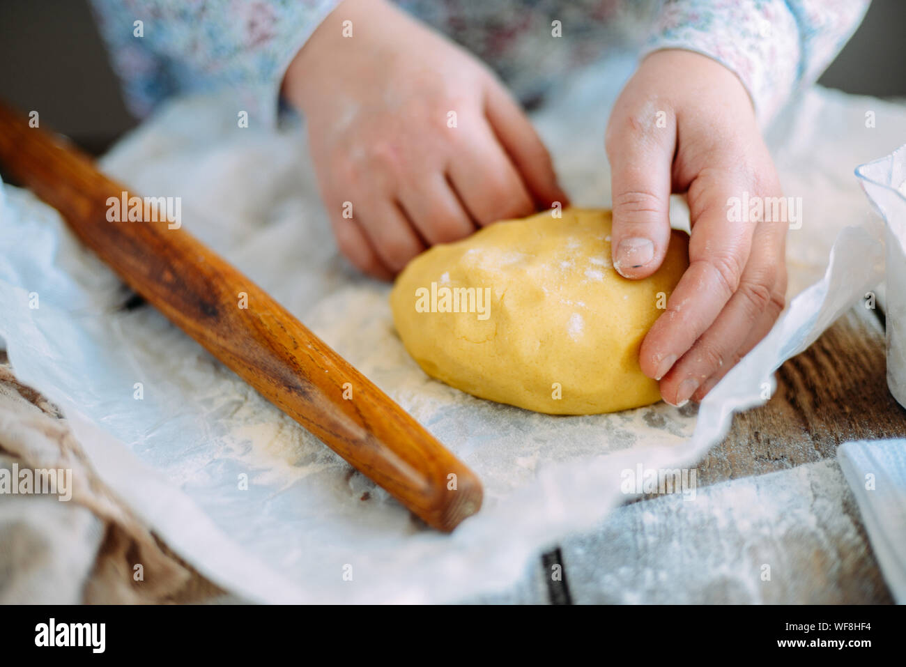 Baking hands hi-res stock photography and images - Alamy