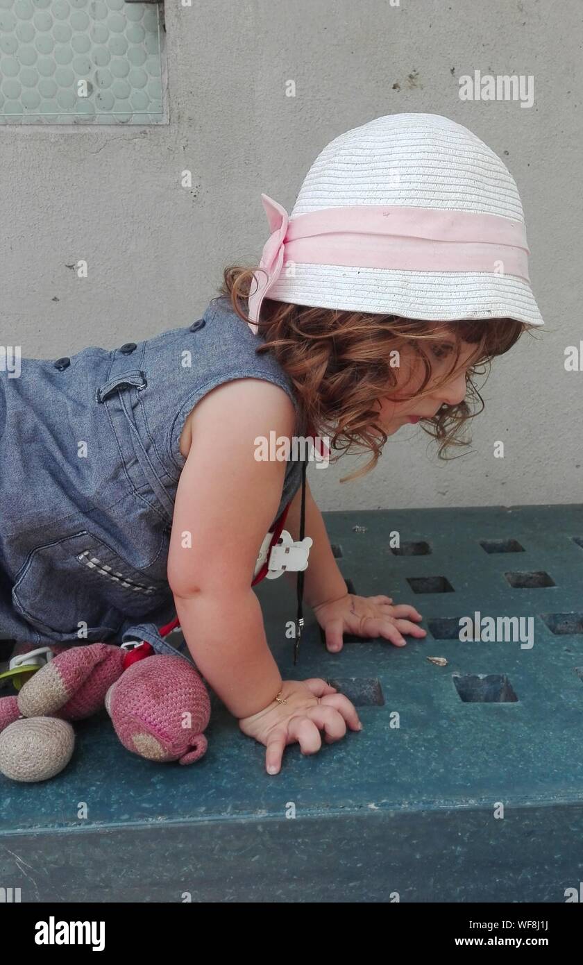 Baby kneeling hi-res stock photography and images - Alamy