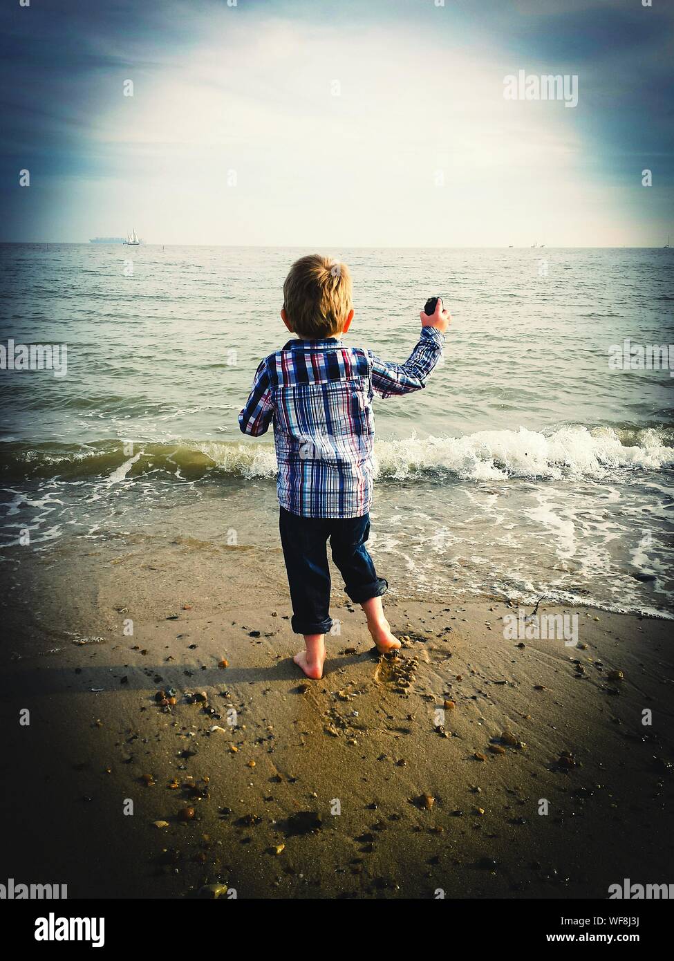 Throwing stone into sea hi-res stock photography and images - Alamy