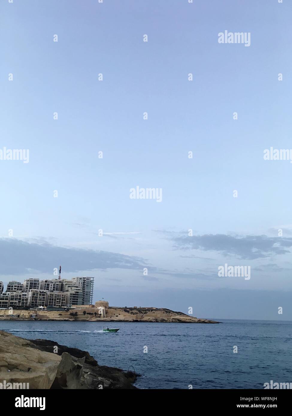 Waterfront city view sea hi-res stock photography and images - Alamy