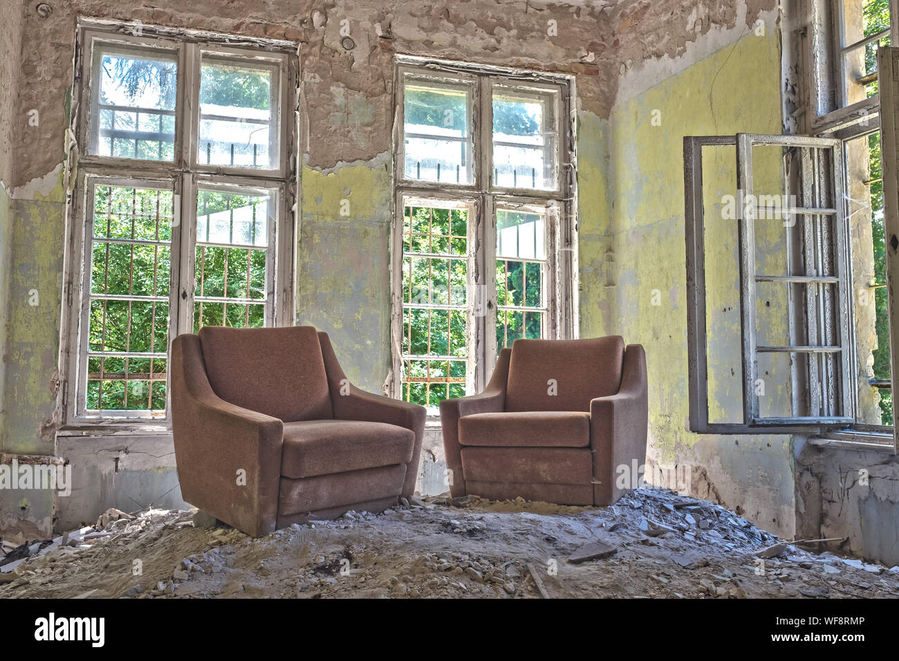 Empty couch home hi-res stock photography and images - Alamy