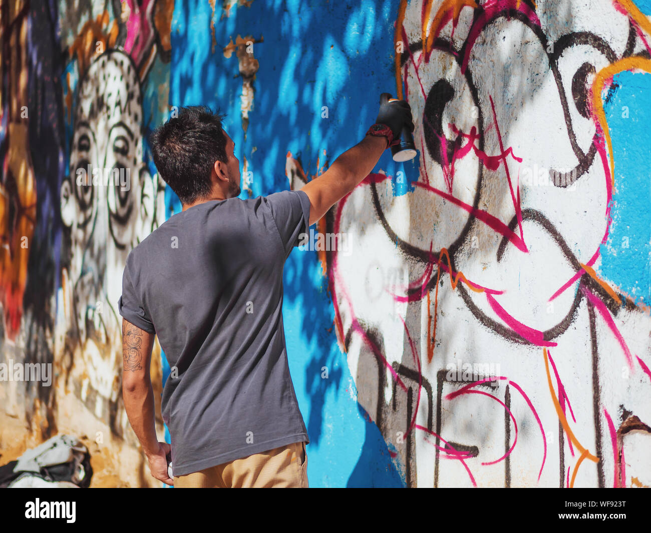 Graffiti wall spray man hi-res stock photography and images - Alamy