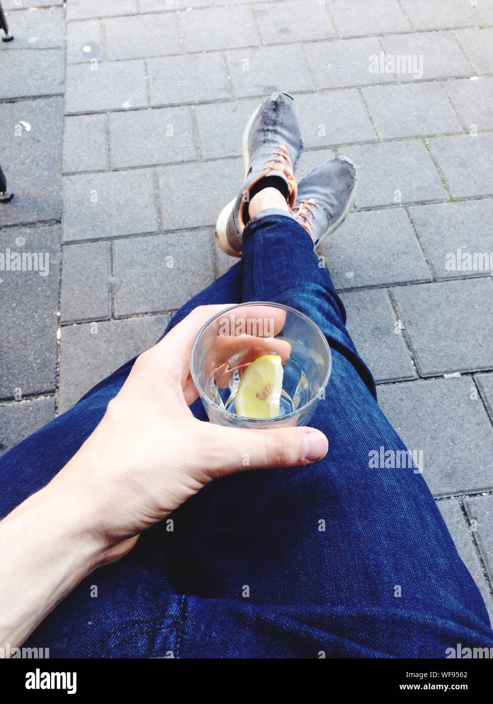 Hand holding lemon slice citrus hi-res stock photography and images - Alamy