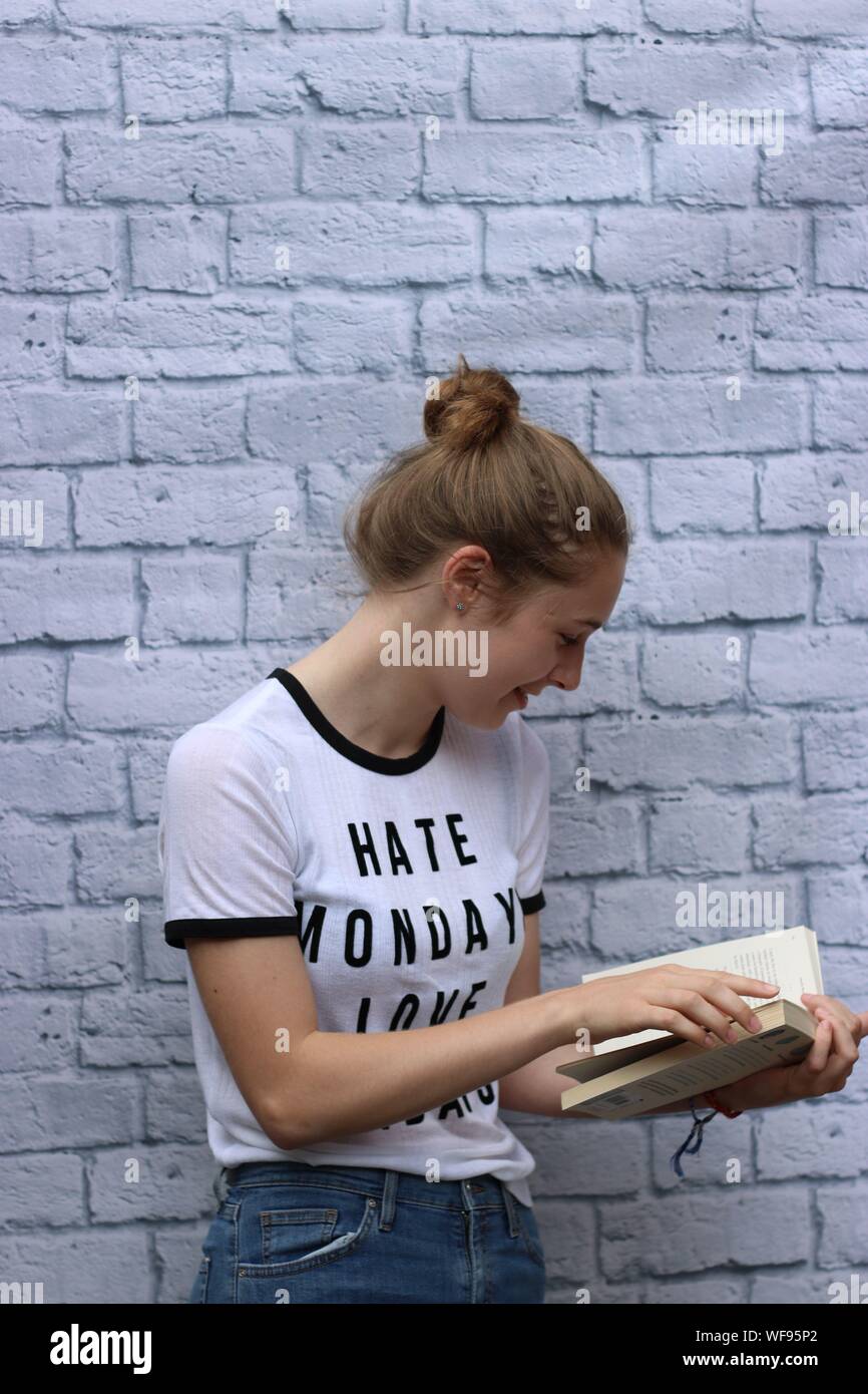 Standing girl reading book hi-res stock photography and images - Alamy