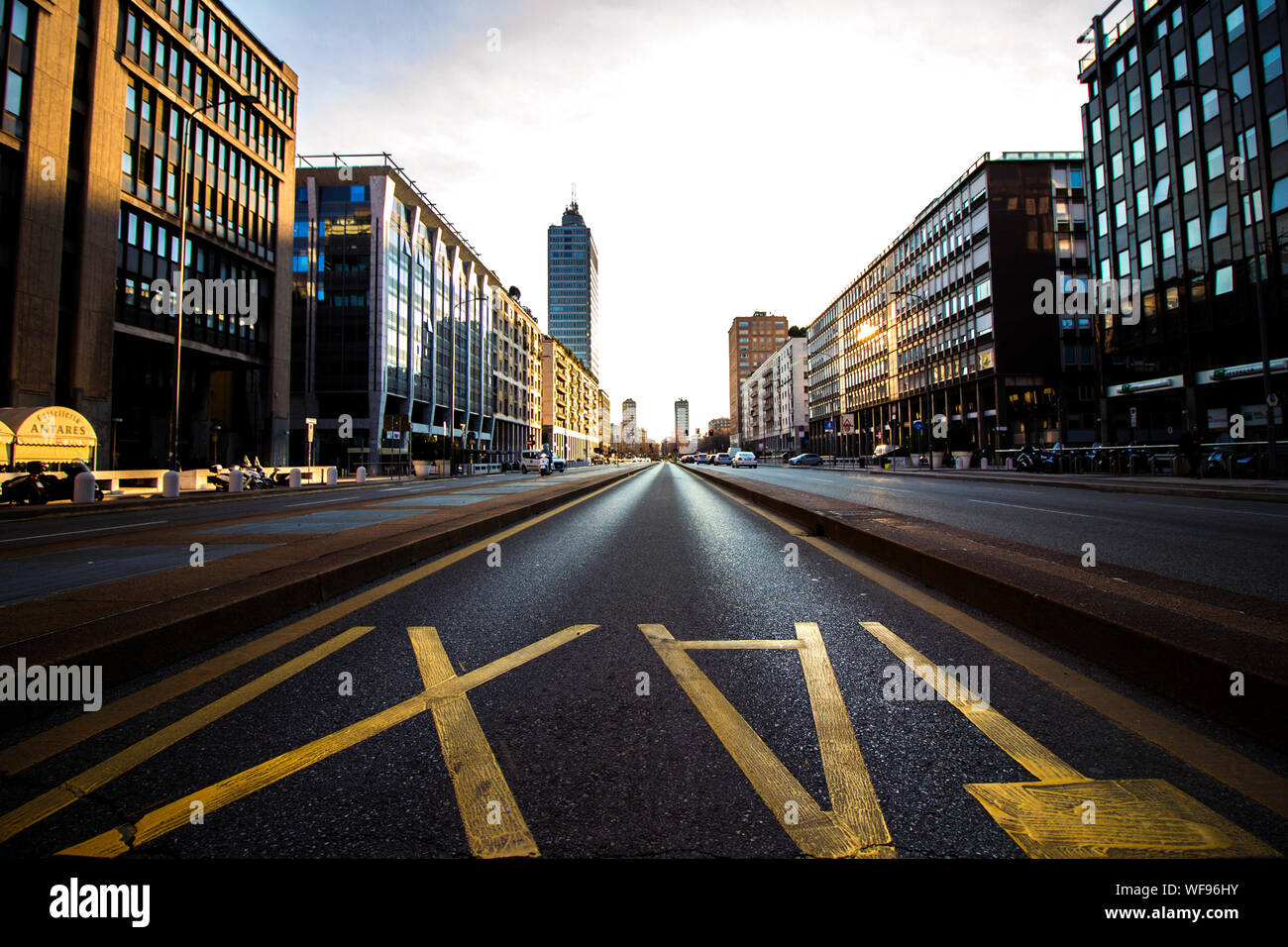 Empty city street hi-res stock photography and images - Alamy