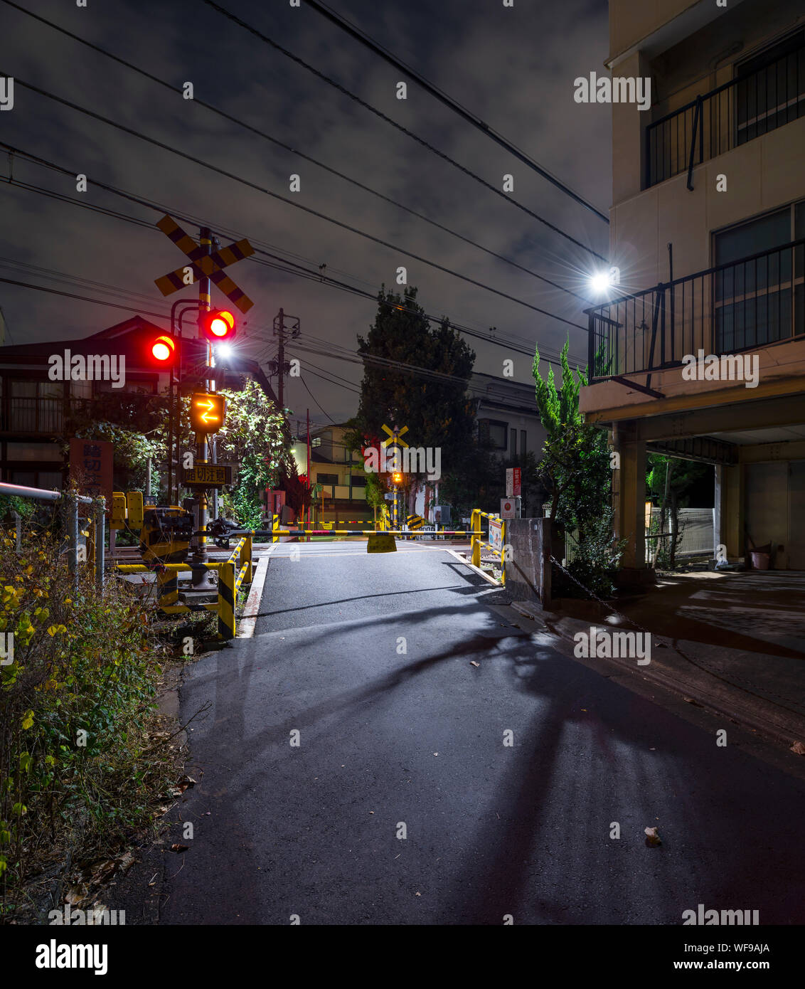 Railroad crossing night hi-res stock photography and images - Alamy