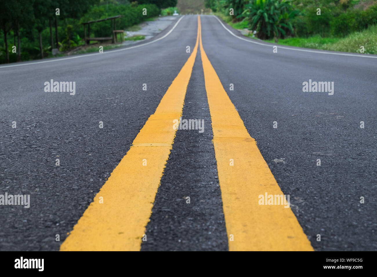 Yellow dividing line on asphalt hi-res stock photography and images - Alamy