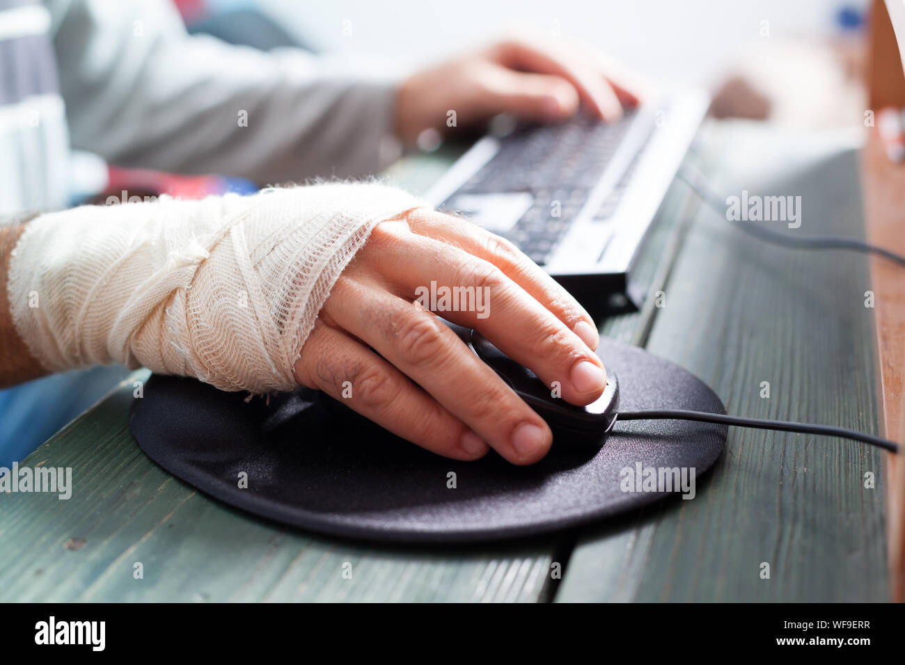 Man using computer mouse hi-res stock photography and images - Alamy