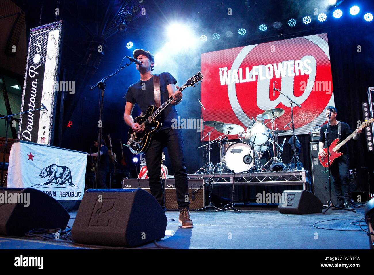 Steve mackey bass of the wallflowers hi-res stock photography and ...