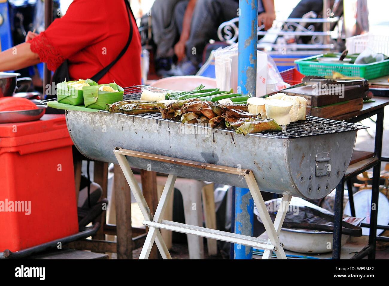 Food cooking on grill hi-res stock photography and images - Alamy