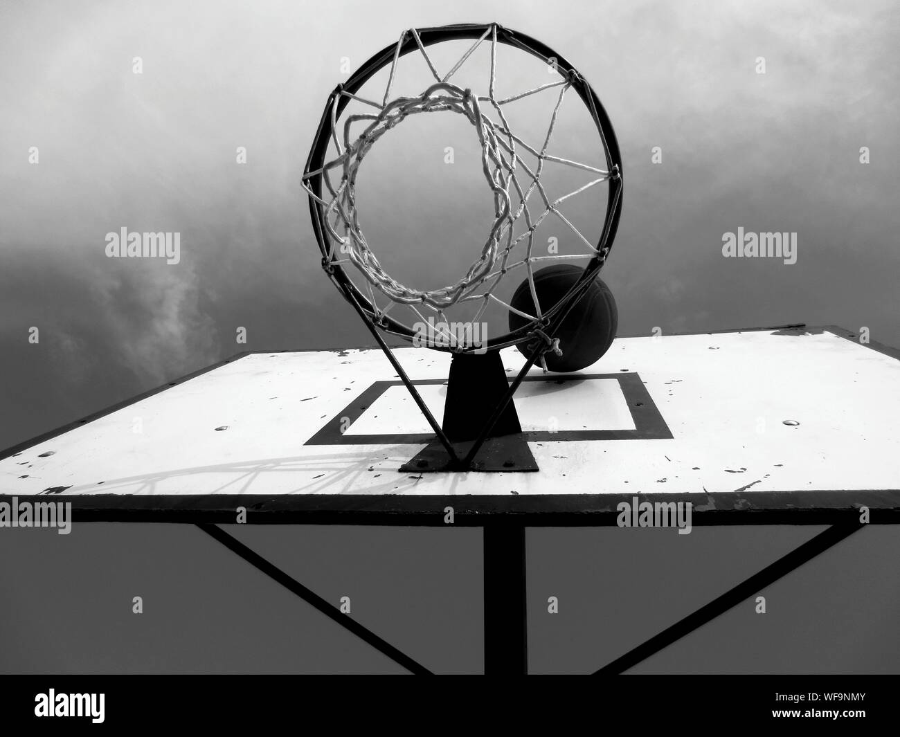 Upward view of basketball hoop hi-res stock photography and images - Alamy