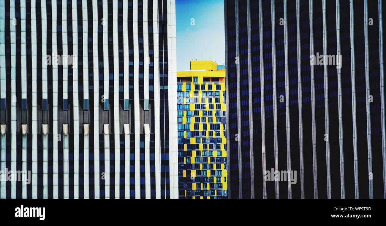 Between skyscrapers hi-res stock photography and images - Alamy