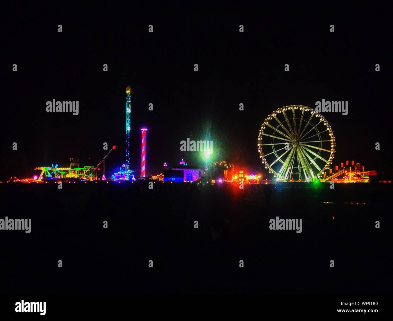 Amusement park at night hi-res stock photography and images - Alamy