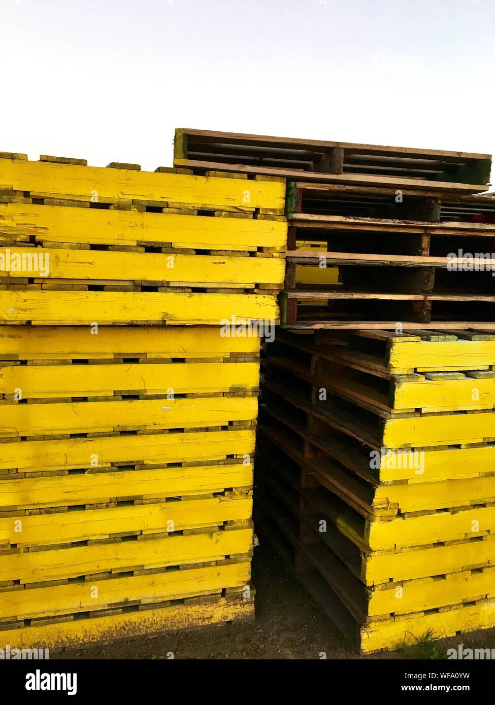 Stack wooden palettes hi-res stock photography and images - Alamy