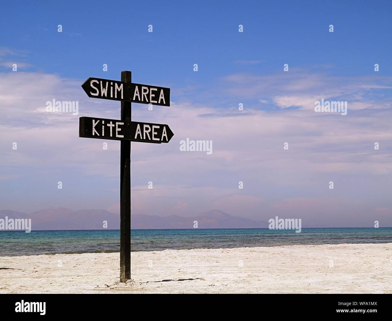 Black sand beach sign hi-res stock photography and images - Alamy