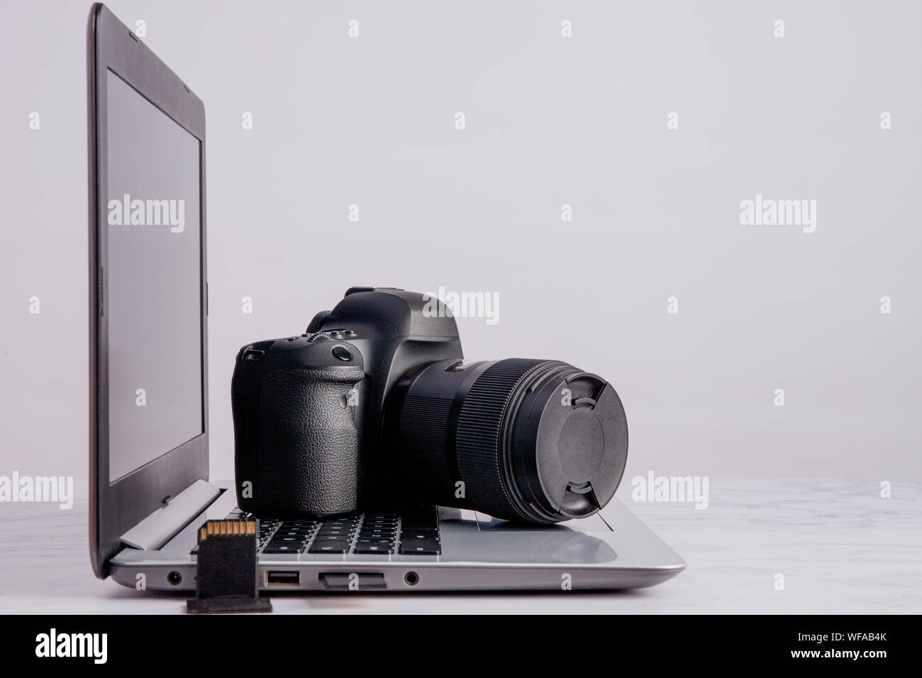 Laptop and dslr camera hi-res stock photography and images - Alamy