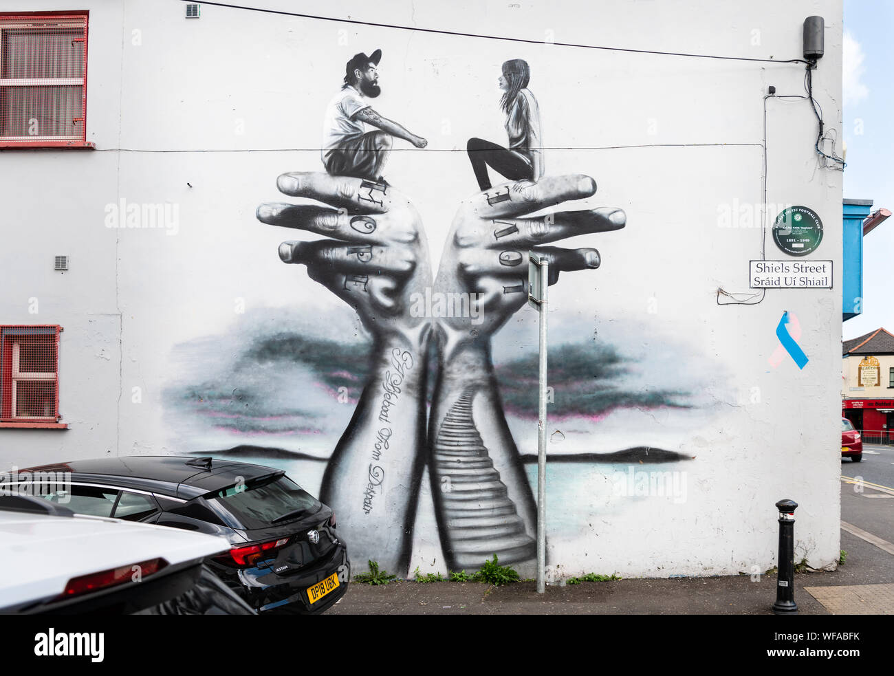 Love and peace street mural hi-res stock photography and images - Alamy