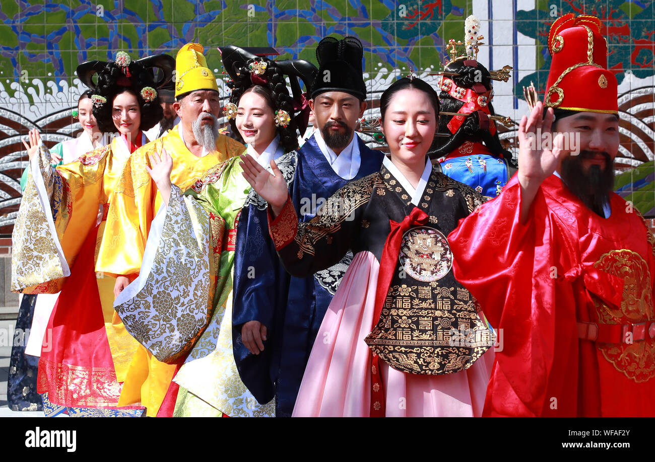 31st Aug, 2019. Traditional hanbok Models wearing the traditional dress ...