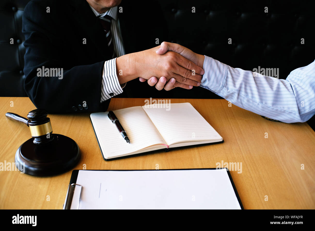 Lawyer client courtroom hi-res stock photography and images - Alamy