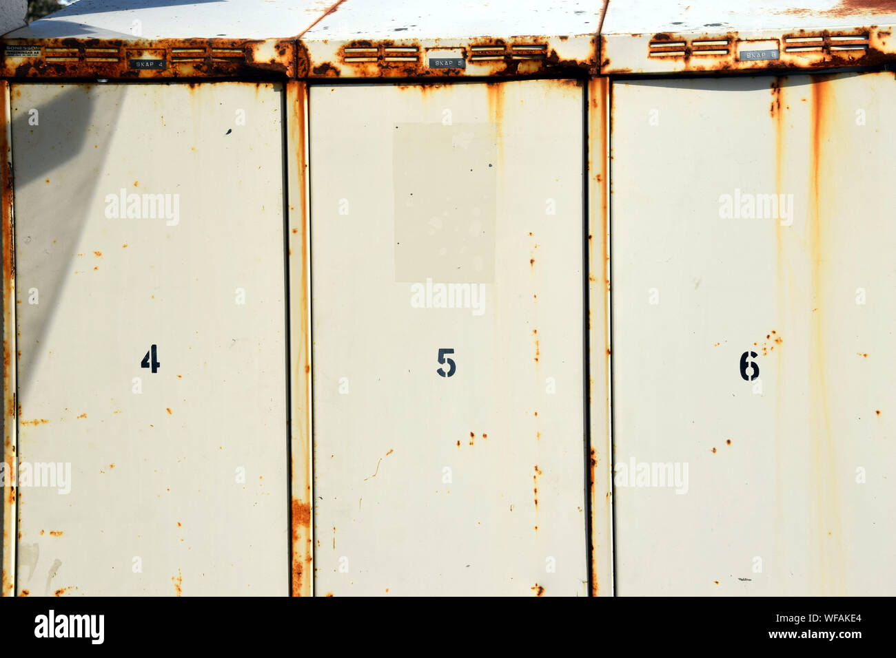 Rusty doors hi-res stock photography and images - Alamy