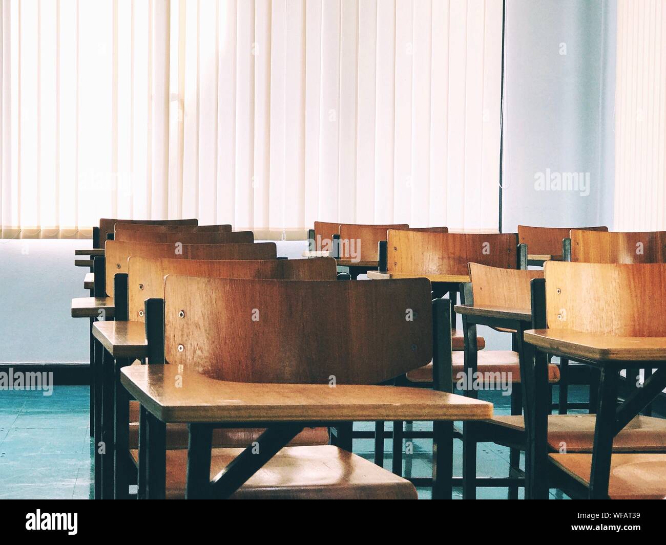 Empty classroom desk hi-res stock photography and images - Alamy