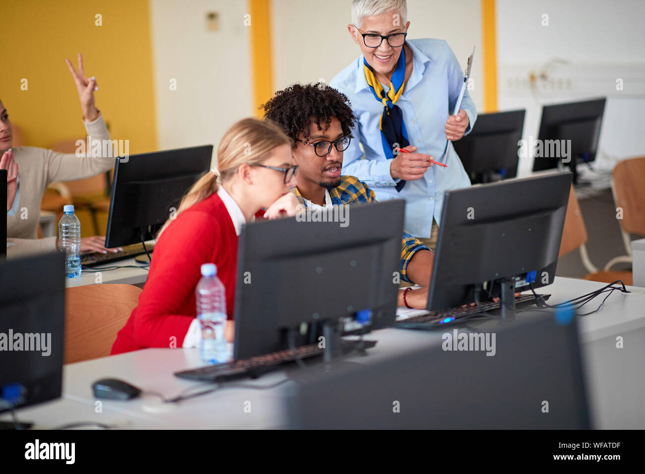 Multi ethnic computer classroom hi-res stock photography and images - Alamy