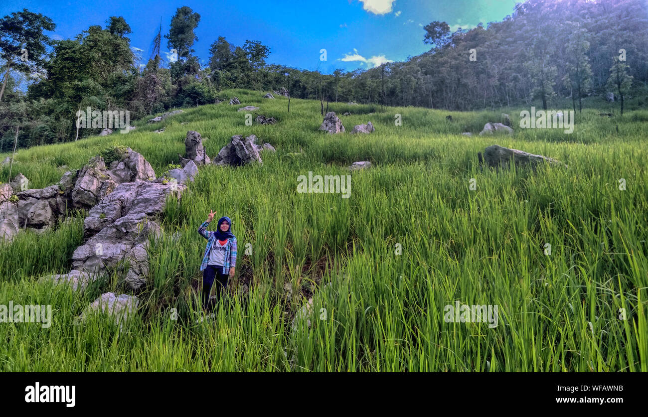 Asian woman gesturing peace sign hi-res stock photography and images ...