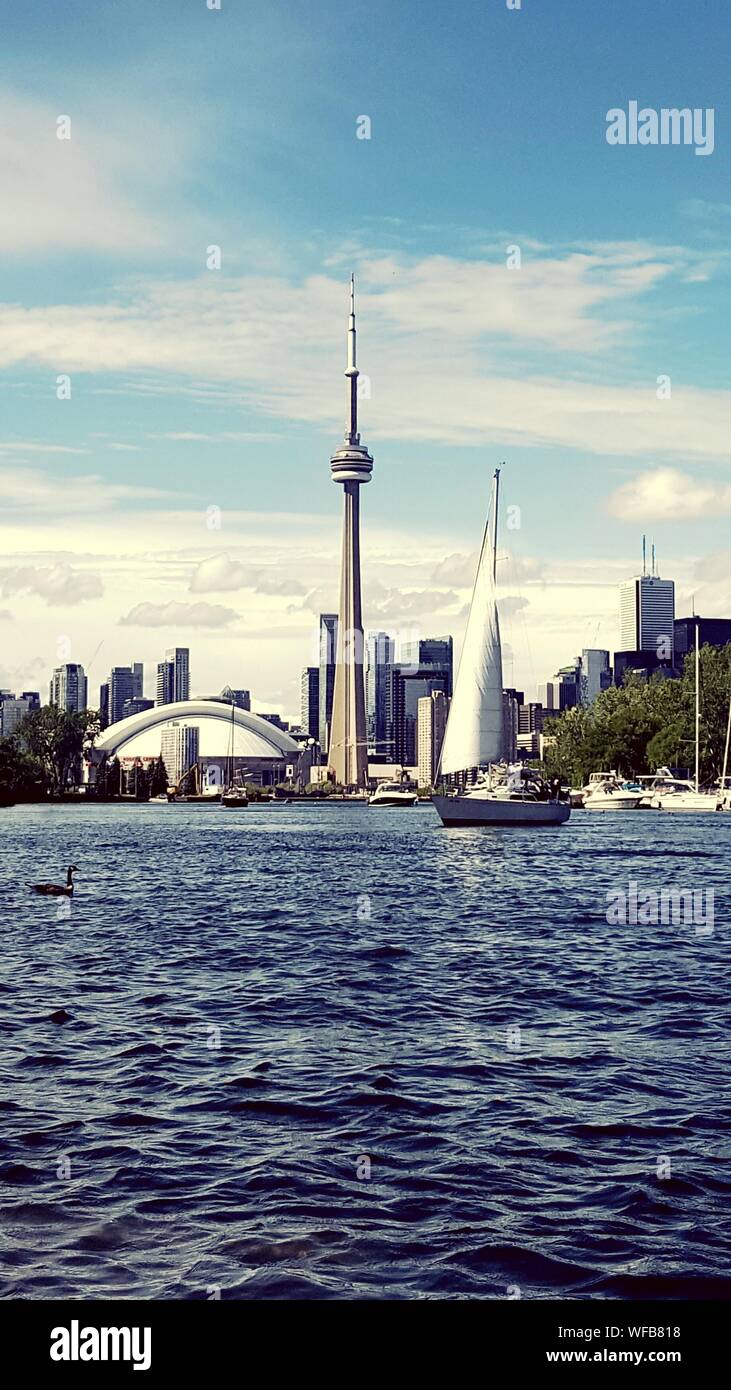 Skyline toronto sailboat skyscraper hi-res stock photography and images ...