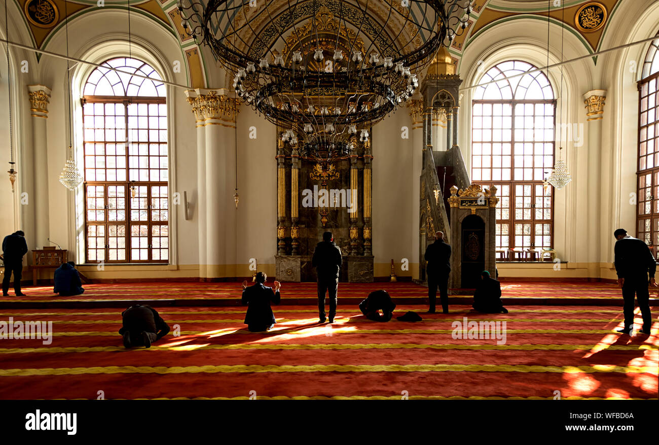 People praying mosque hi-res stock photography and images - Alamy