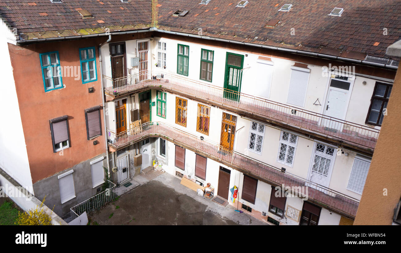 Apartment building inner courtyard hi-res stock photography and images ...