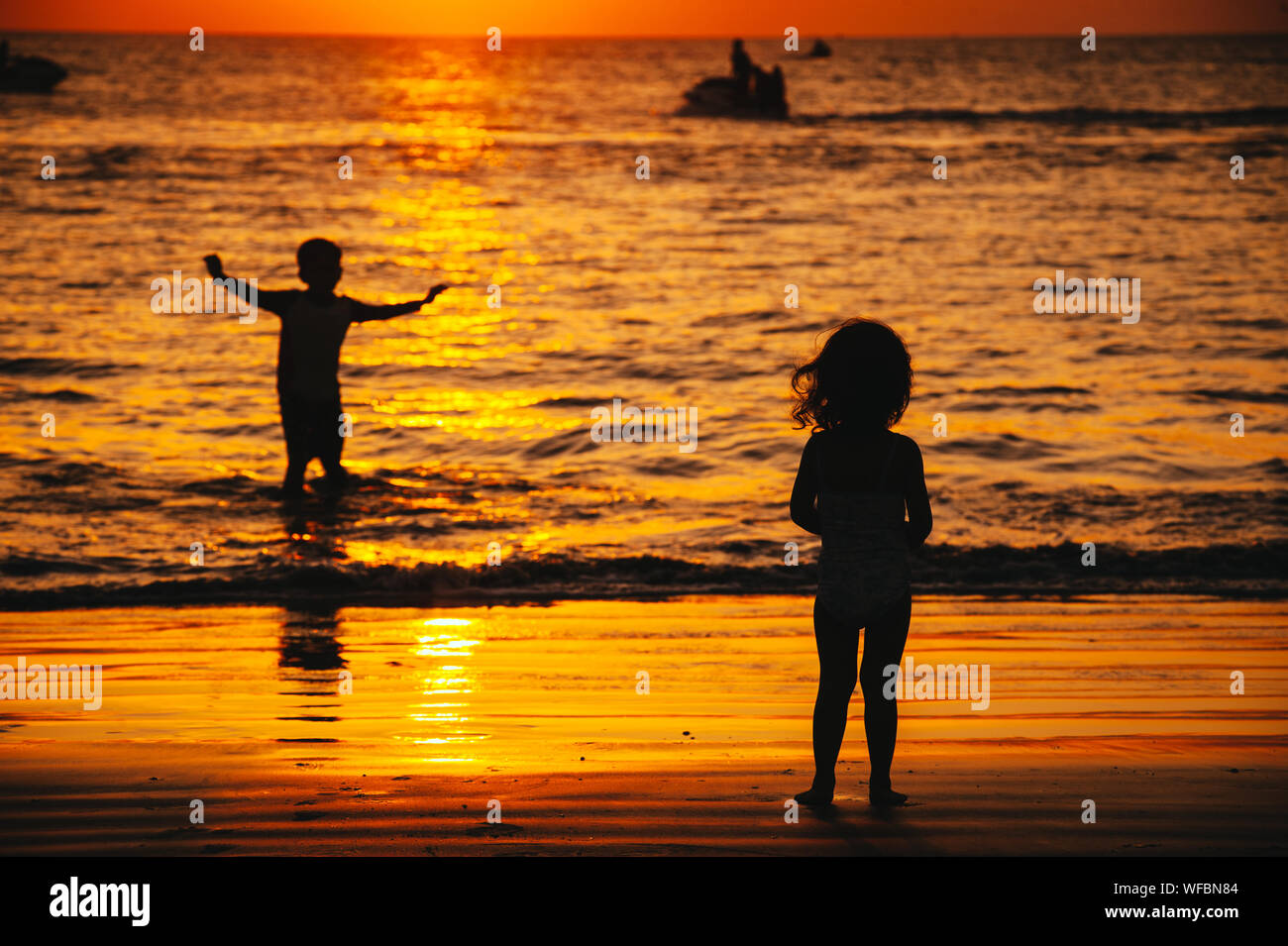 Siblings beach hi-res stock photography and images - Alamy