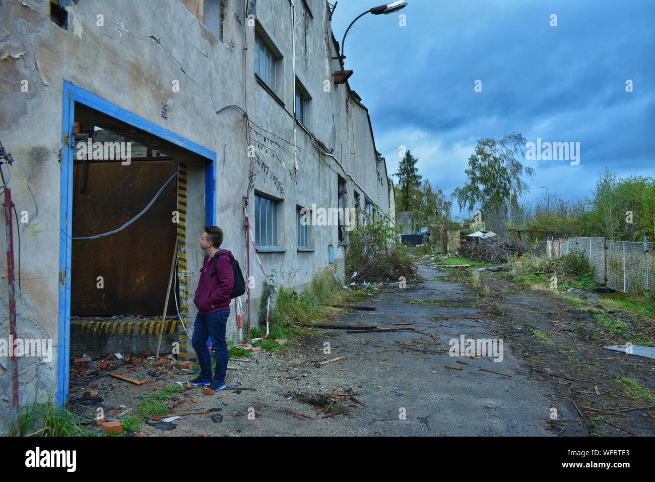 Outside factory building hi-res stock photography and images - Alamy
