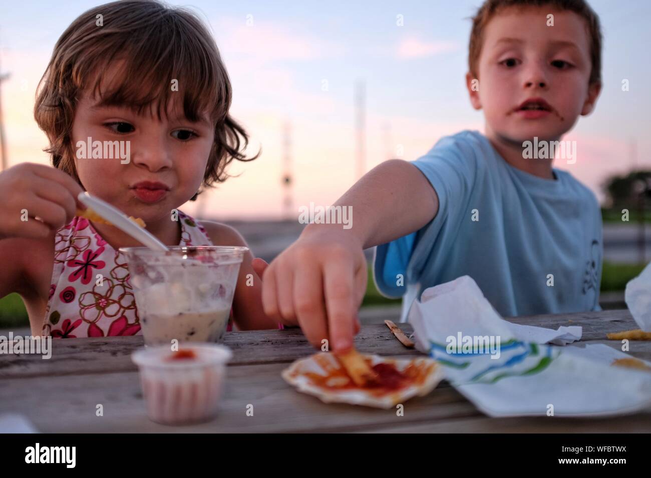 Children eating hi-res stock photography and images - Alamy