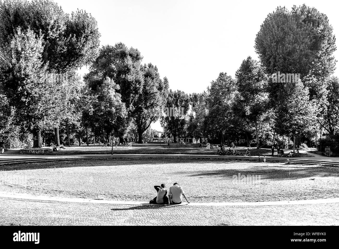 People sitting on lawn hi-res stock photography and images - Alamy