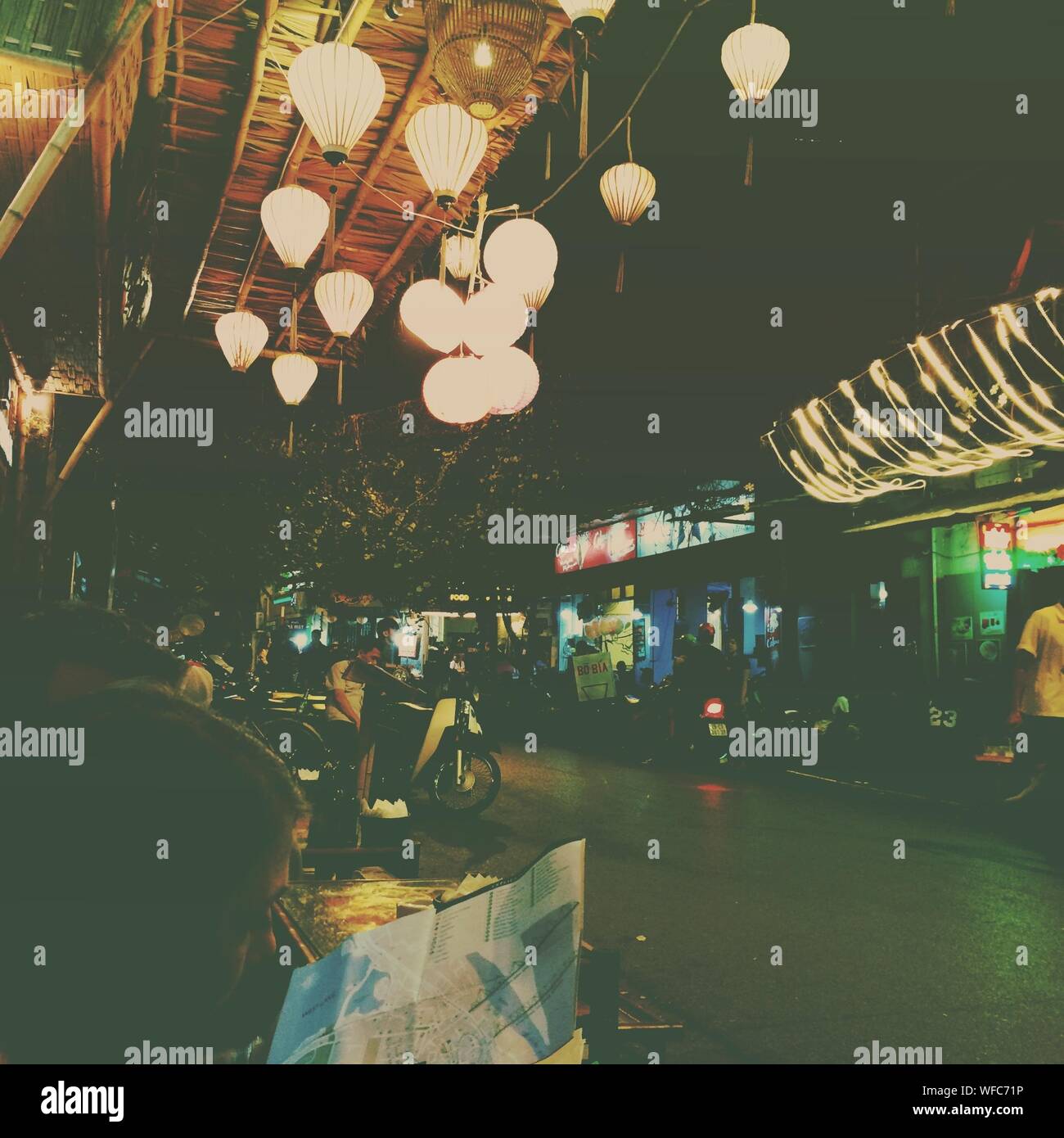 Night city life hi-res stock photography and images - Alamy