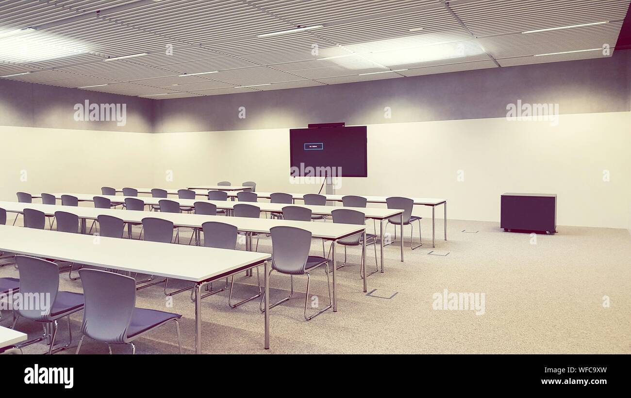 Empty lecture hall hi-res stock photography and images - Alamy