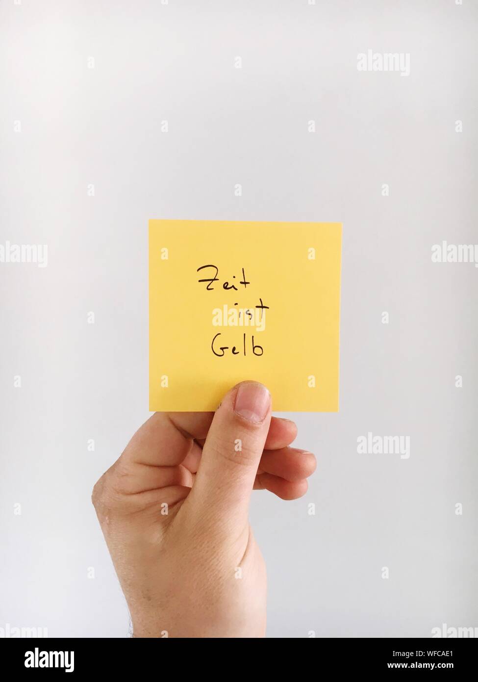 Person holding sticky note hi-res stock photography and images - Alamy