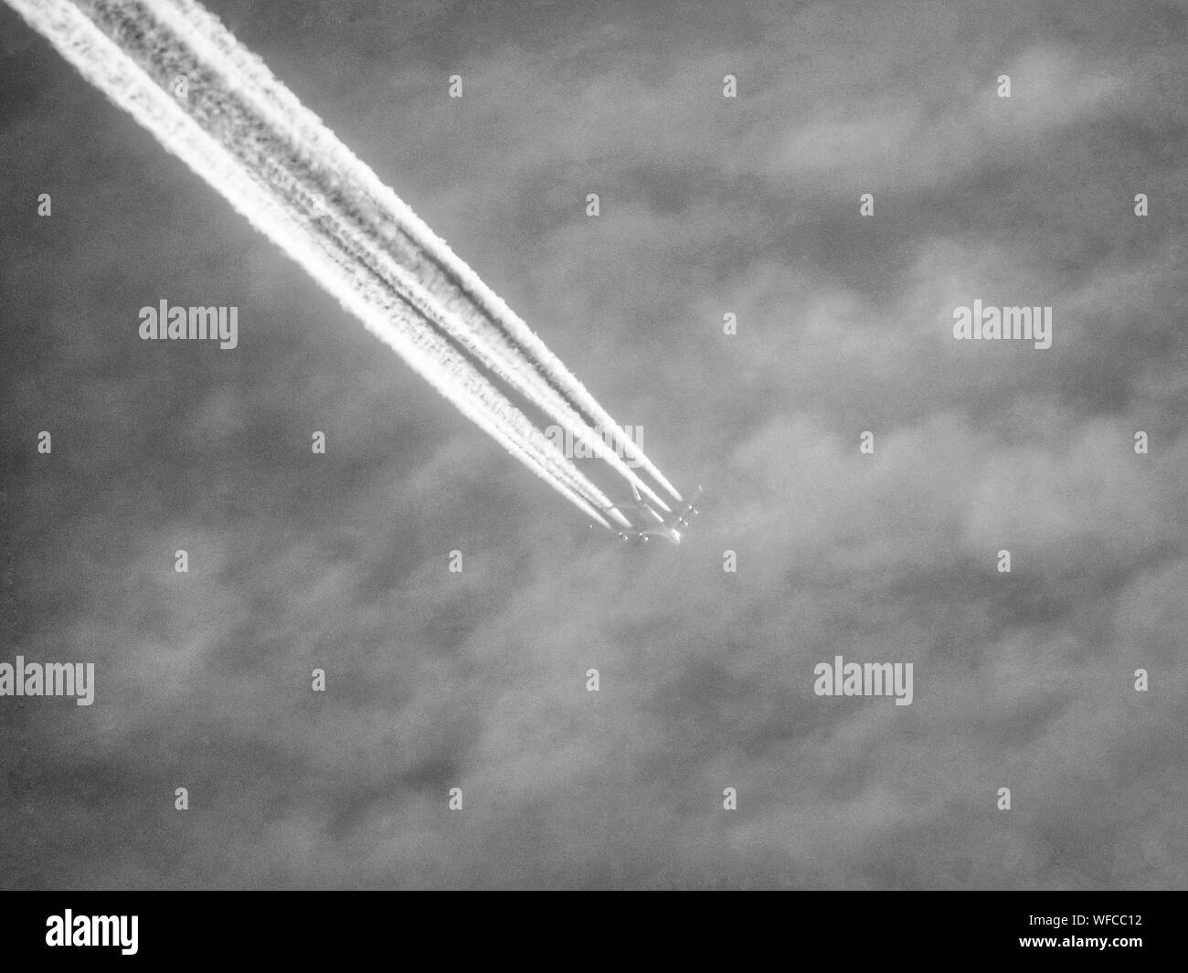 Airplane trails hi-res stock photography and images - Alamy