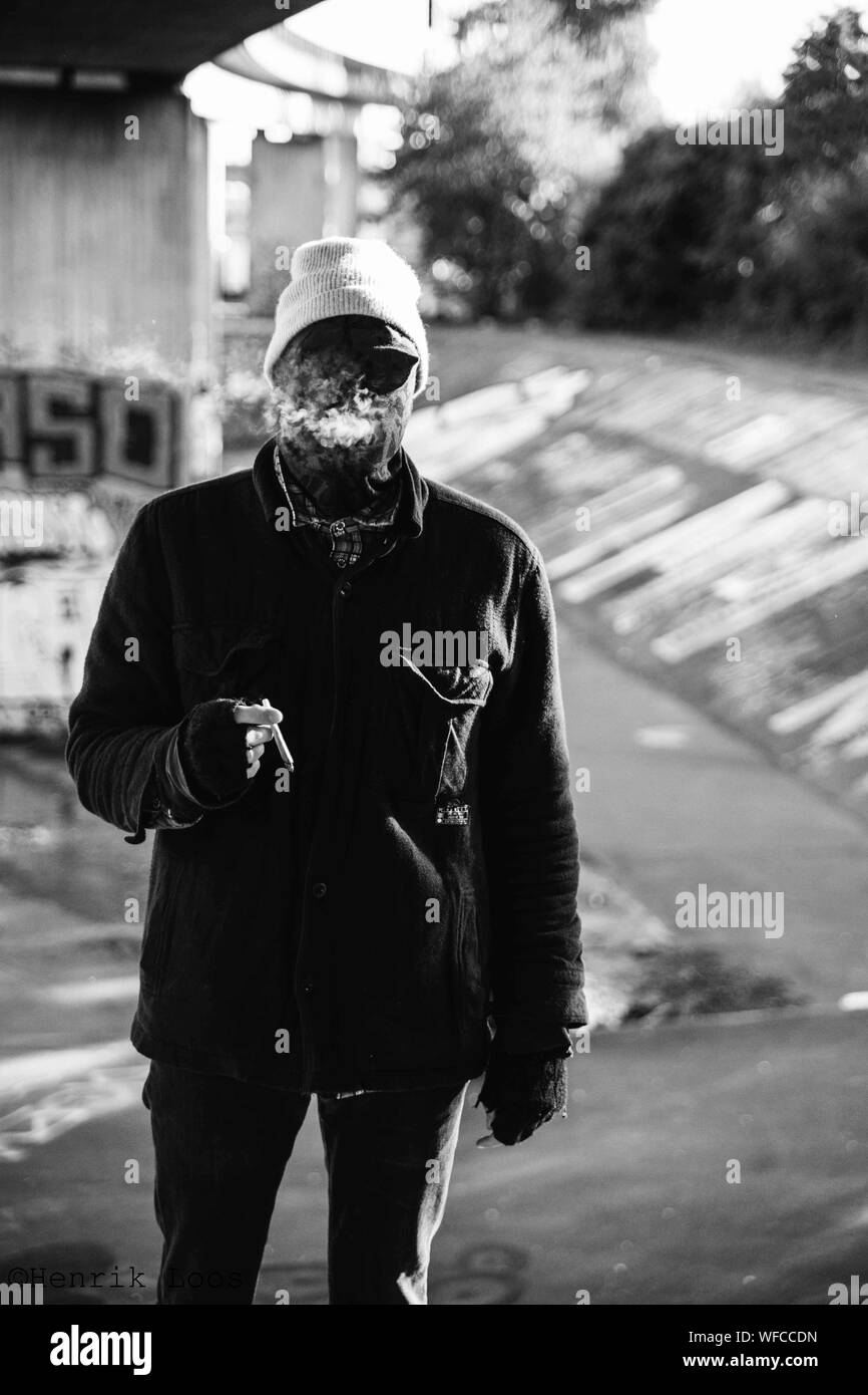 Cool man smoking hi-res stock photography and images - Alamy