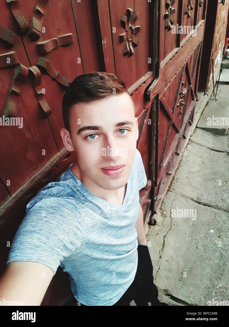 Man leaning on gate hi-res stock photography and images - Alamy