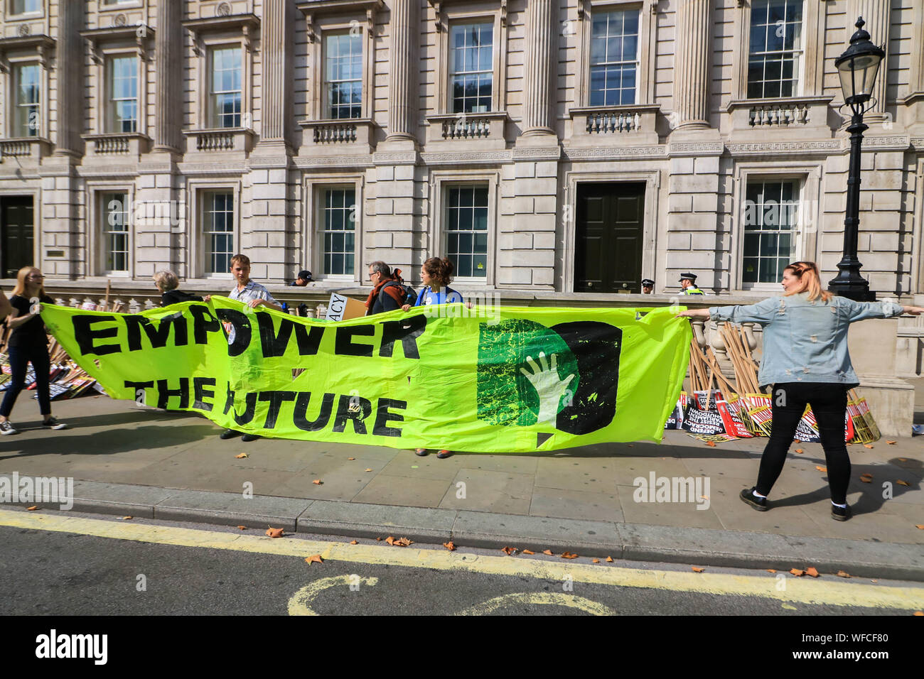 Suspend hi-res stock photography and images - Alamy