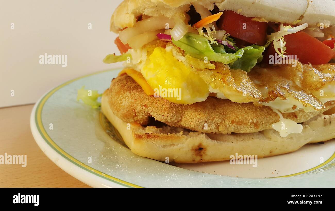 Burger plate hi-res stock photography and images - Alamy