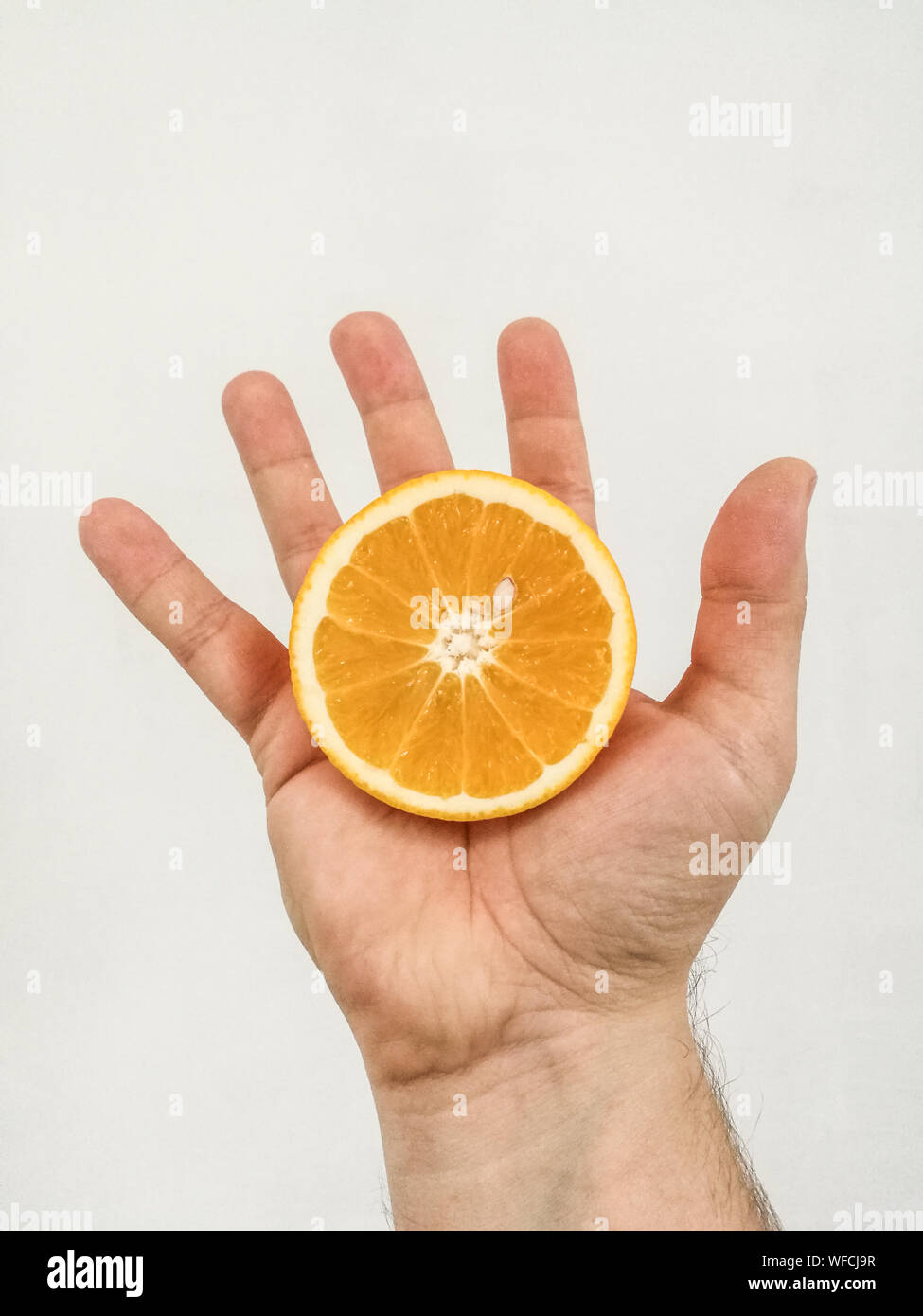 Hand holding lemon slice citrus hi-res stock photography and images - Alamy
