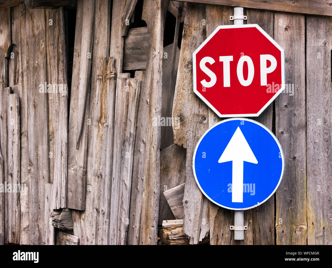 Wooden sign with arrow hi-res stock photography and images - Alamy