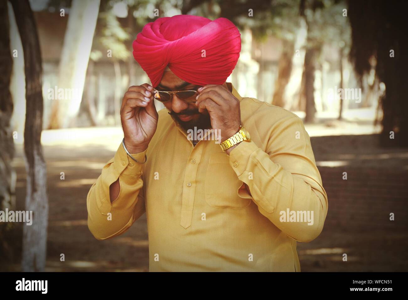 Man turban sunglasses hi-res stock photography and images - Alamy